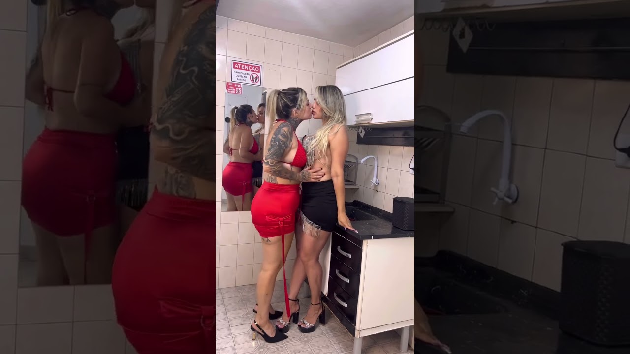 SEXY MILF KISSING 💋💋💋