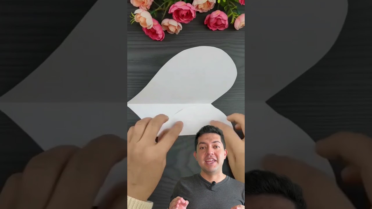 The way to make a heart-shaped card.