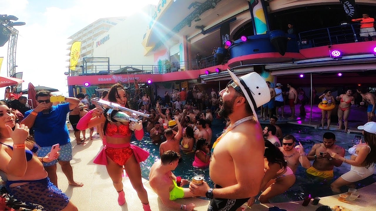 Coco Bongo beach party - full day show