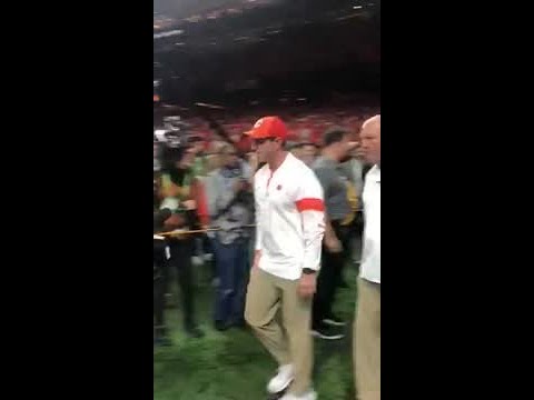 Dabo Swinney gets pre-game smooch from wife, Kathleen