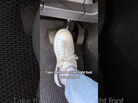 How to properly step on the brake and accelerator when driving an automatic transmission car?