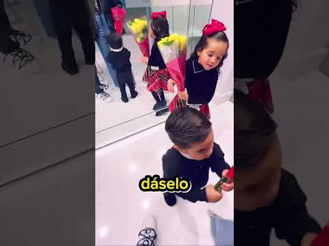 A JUANITO TAMBIÉN LE GUSTA LAS FLORES 😍❤️😎 | #jukilop #shorts #viral