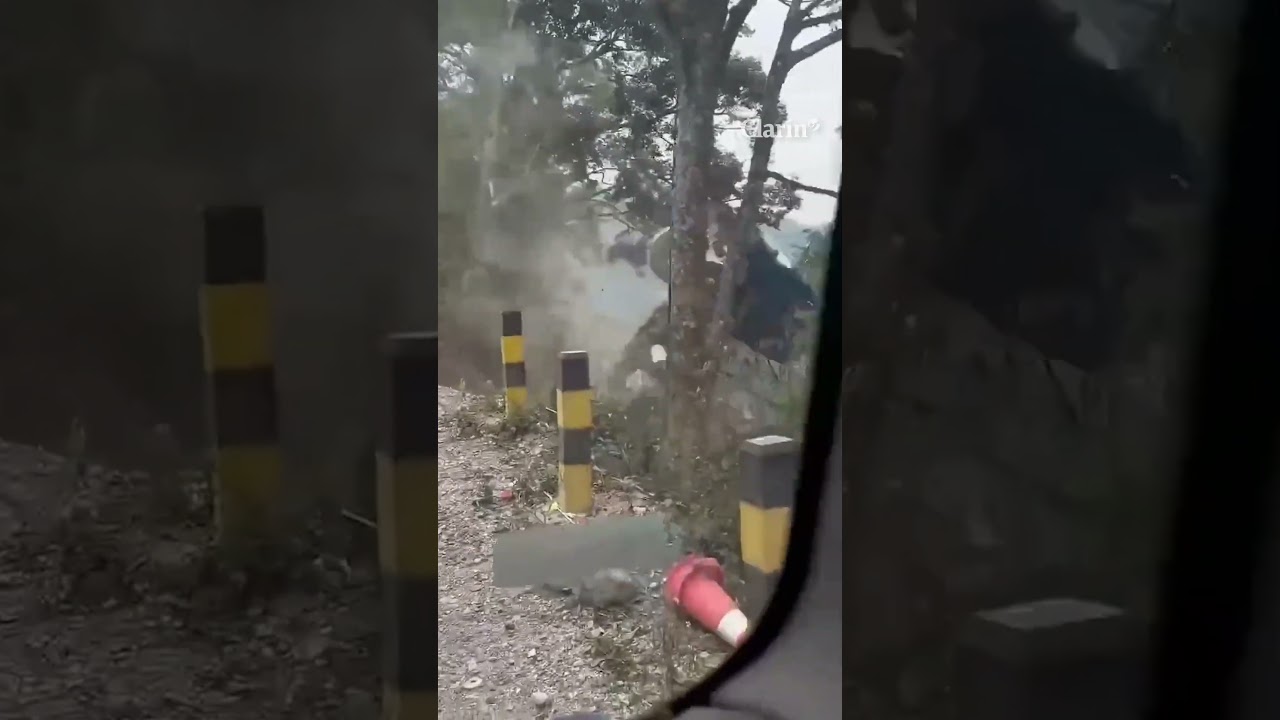 Un camión cayó por un barranco mientras descargaba