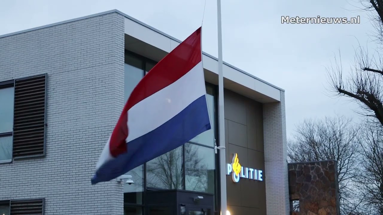 Vlag half stok bij politie bureau’s in Nederland wegens omgekomen agent ...