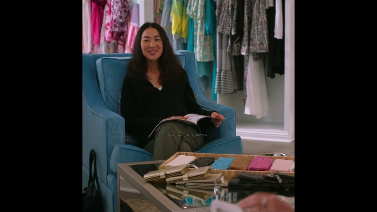 Belly looking at the clothes she got with Susannah & Laurel 💕 #thesummeriturnedpretty