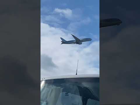 TUI 787 Taking Off For Cancun