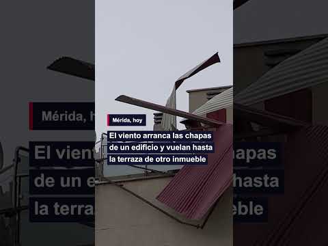 Una chapa de grandes dimensiones cae en un calle de Mérida