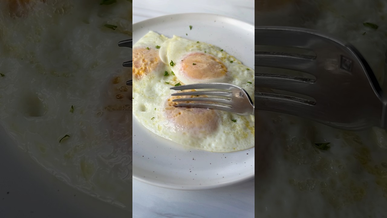 Everyone makes the same mistakes when cooking over-easy (medium) eggs 🥚 #eggs #eggrecipe #shorts