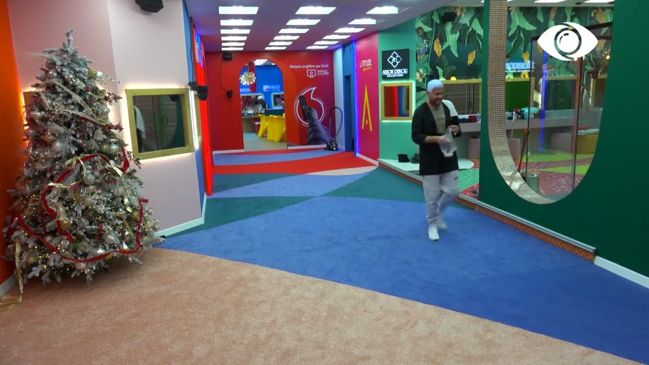 Luizi shpërndan cigaret, banorët i numërojnë një më një – Big Brother VIP 4 Luizi shpërndan cigaret, banorët i numërojnë një më një – Big Brother VIP 4