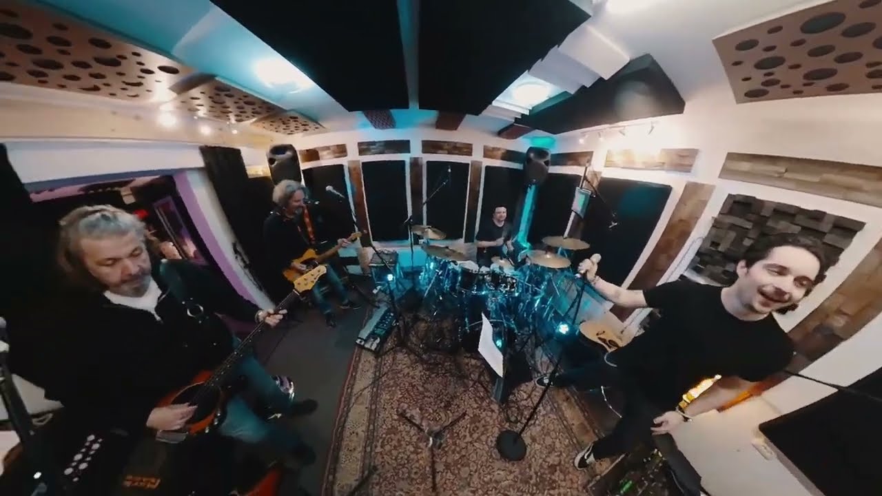 Parni valjak i njihov novi pjevač Igor Drvenkar nastupaju u Tvornici ...