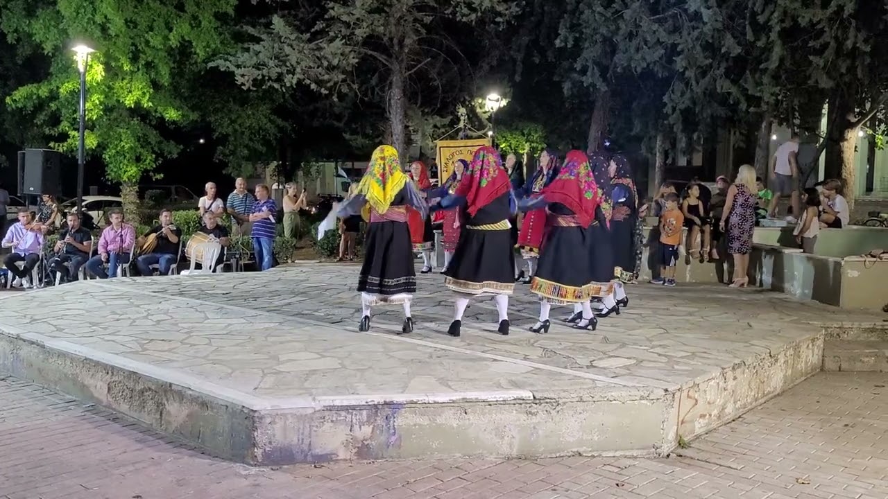Λάρισα: Χοροί και μουσικές "ζωντάνεψαν" την πλατεία της Χαραυγής (φωτό ...
