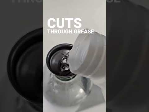 🌿✨ Sparkling Clean: DIY Glass Cleaner with Vinegar! 🧼💚 Hey Wellness Warriors! Are you tired of