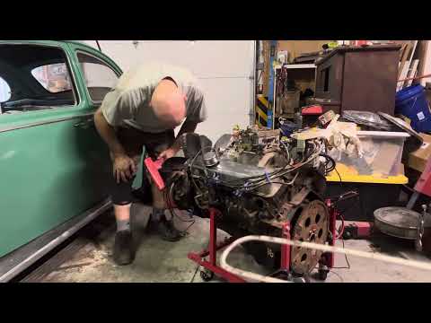 Simple 305 SBC Chevy startup on an engine stand