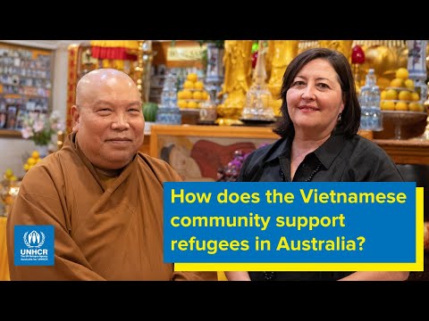 How does the Vietnamese community support refugees in Australia?