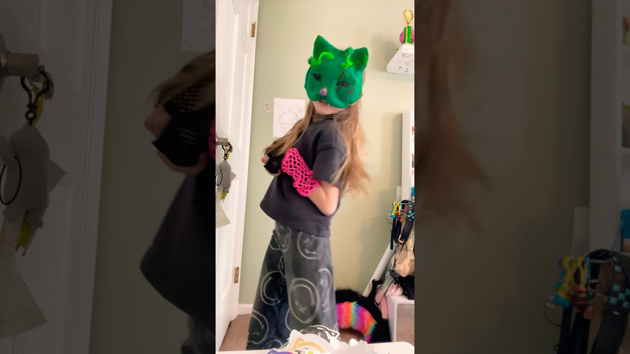 I am obsessed with these new arm warmers. #autum.j #scenekid #therian #notafurry @A@AutumnJ.