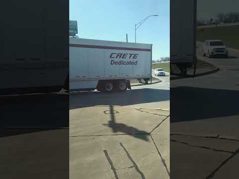 Freightliner cascadia pulling a dry van in Tulsa ok