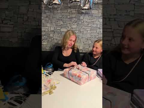 Emmaโs Reaktion auf Ihr Geburtstagsgeschenk ๐ #shortvideo #freude