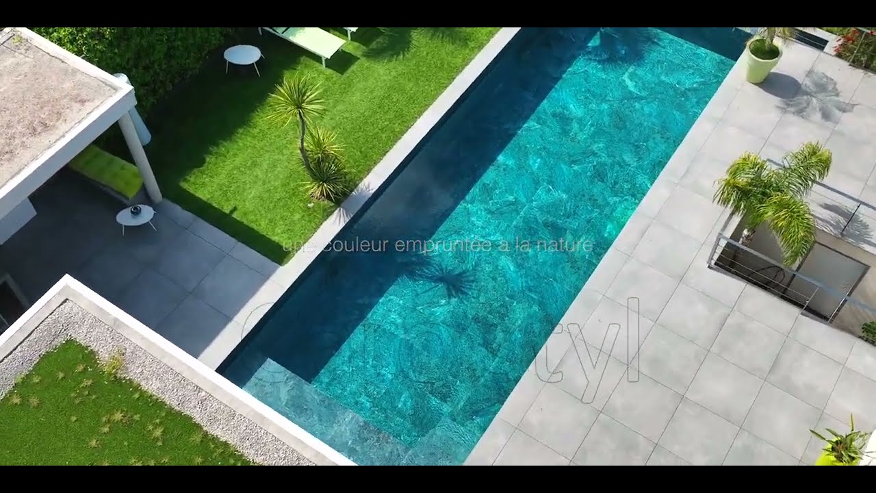 Piscine design avec carrelage bleu profond