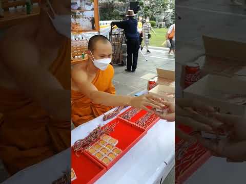 MONKS MAKE BRACELETS - WAT ARUN - BANGKOK - THAILAND