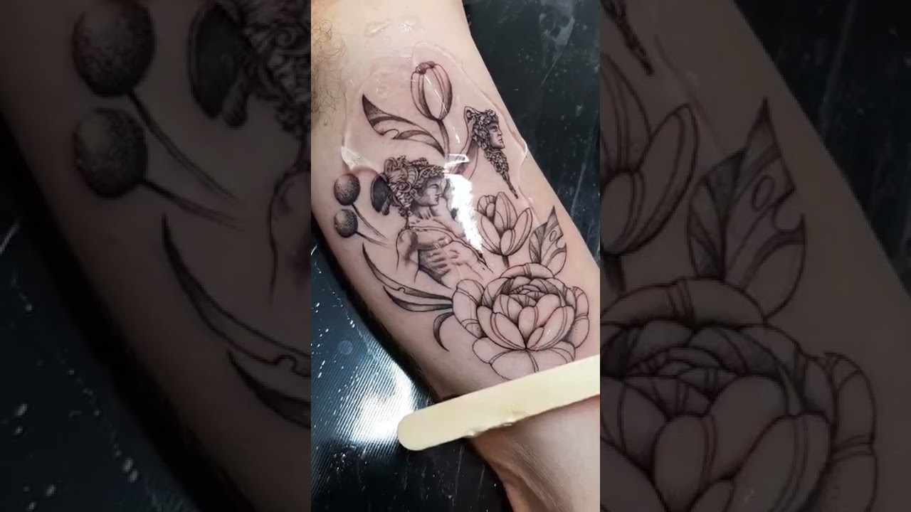 Tattoo de Perseu e Medusa de Benvenuto Cellini com detalhe floral