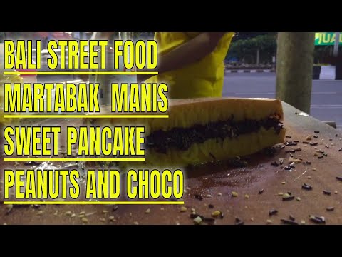 BALI STREET FOOD| MARTABAK MANIS| SWEET PANCAKE WITH PEANUT AND CHOCOLATE.