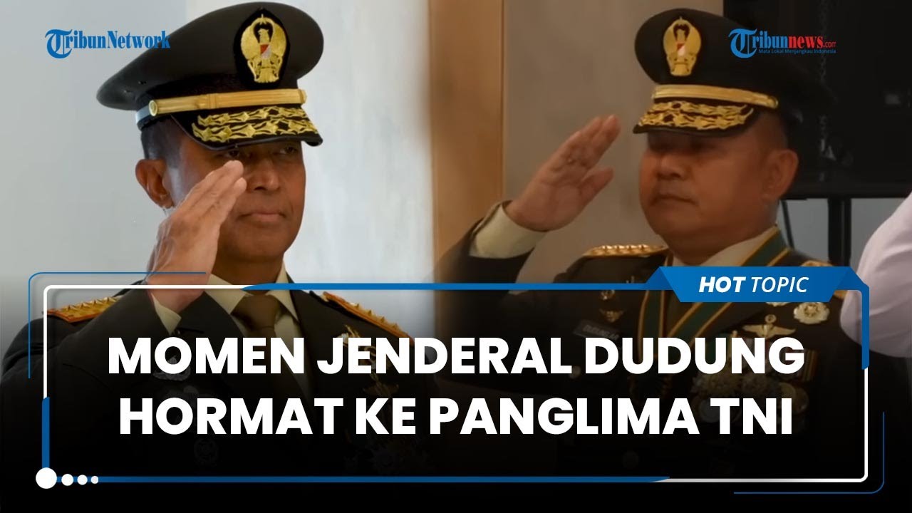 Momen KSAD Dudung Beri Hormat ke Panglima TNI Andika Perkasa, saat Penganugerahan Tanda ...