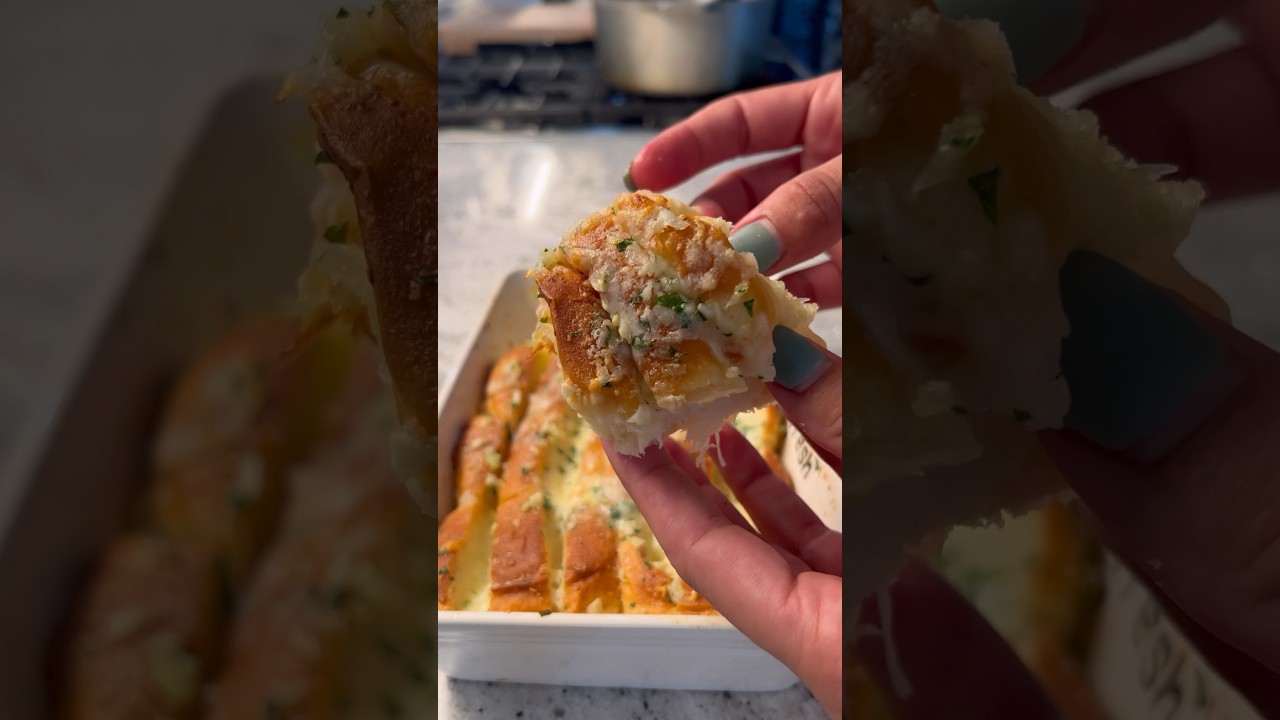 How to cook Cheesy Hawaiian roll garlic bread! #garlicbread #dinnerideas