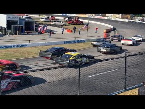 Start of late model race at carteret county speedway