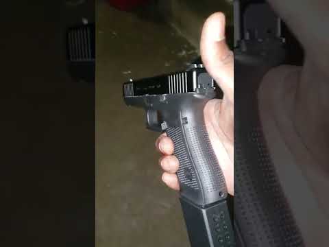 Glock 17 w KRISS VECTOR 40 Round Mag