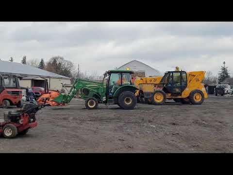 Lot # : 3024 - 2005 John Deere 5425 Utility Tractor Loader