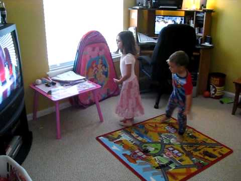 Sophie helps Nic do ballet