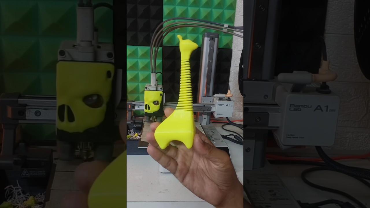 Springy Cute Giraffe 3d Printed #3dprinting #3dprinter #bambulab #giraffe