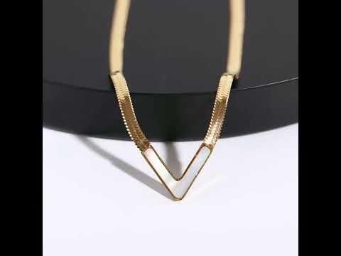 Collar En Forma De V con  Cadena De Serpiente Plana De Oro De 18 k De Acero De Titanio