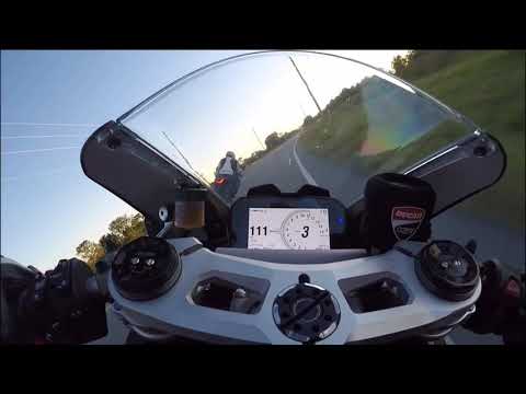 Honda Fireblade CBR1000RR SP2 vs Ducati V4 down Mexico way