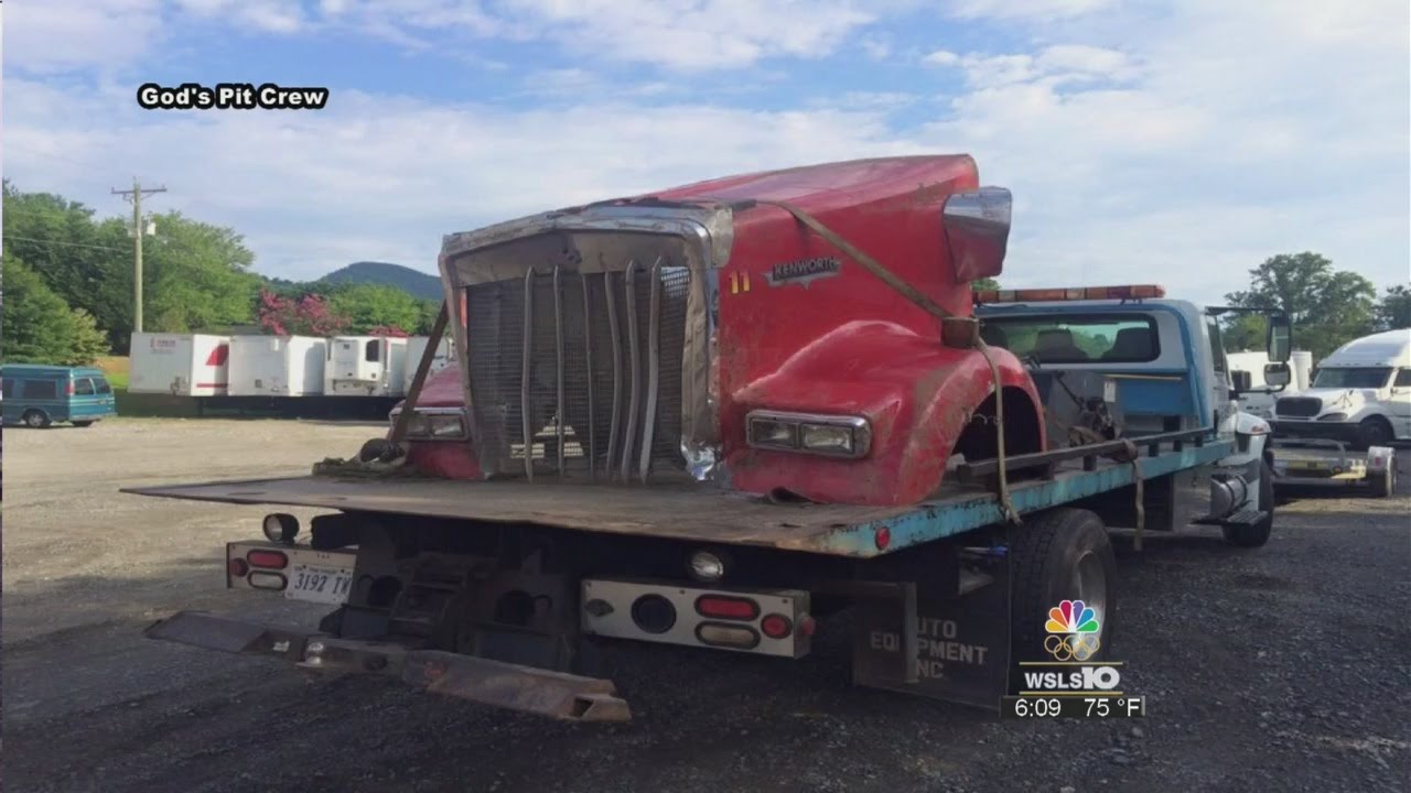 Police: Tractor-trailer hydroplanes on I-77 causing crash