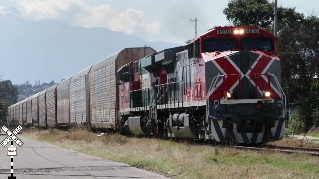 FXE. AC44C6M #4910 y ES44AC #4679 llevando pocos Auto-Racks rumbo al Valle de Mèxico.