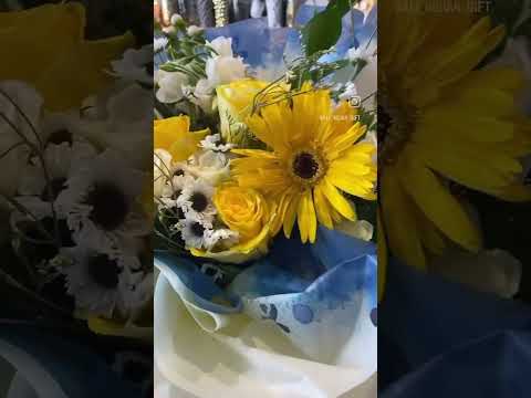 Yellow and white flowers can symbolize happiness and friendship 🍃✨✨✨✨💙. #flowerbouquet #friend