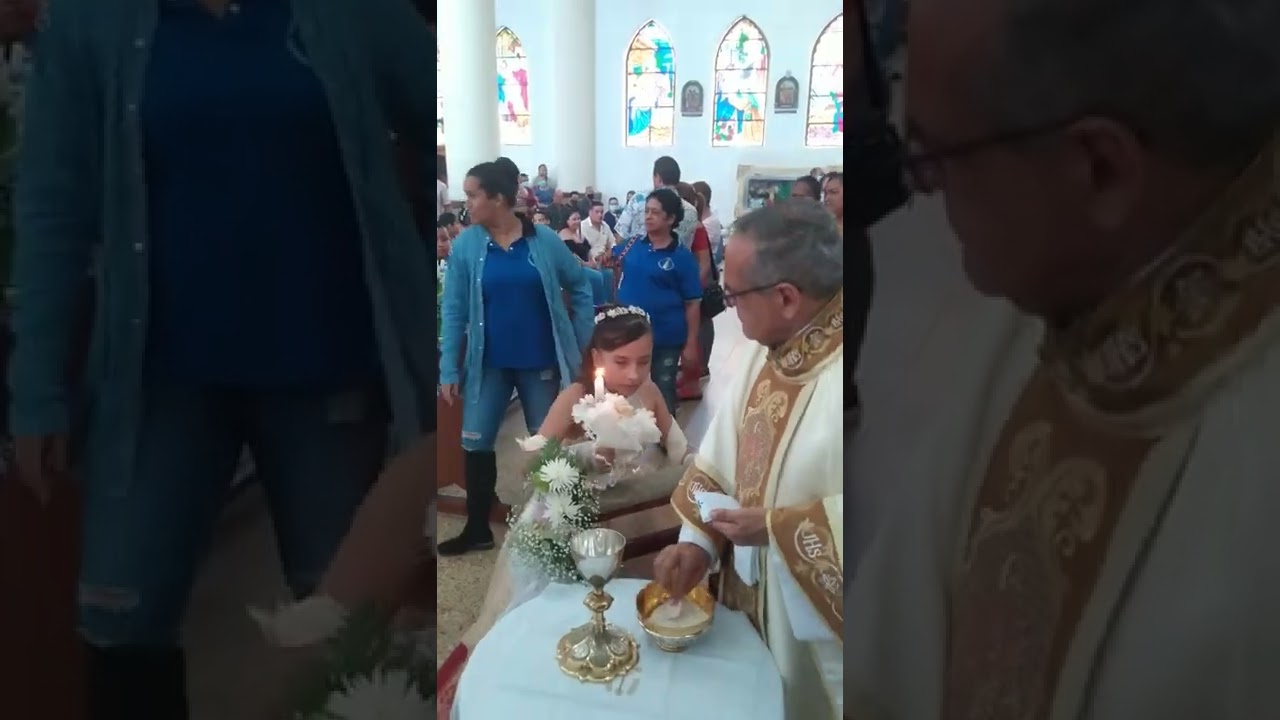 SARITA EN SU PRIMERA COMUNION