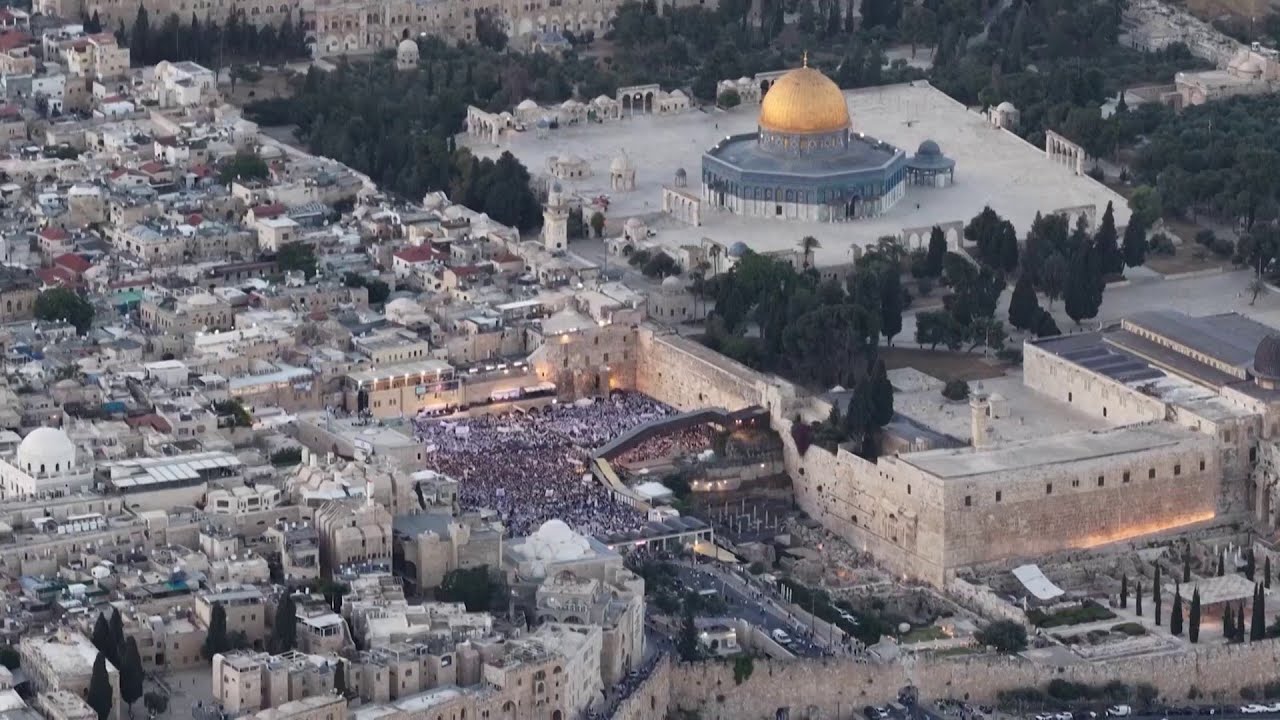 Crowd gathers at Jerusalem's Western Wall on Jerusalem Day