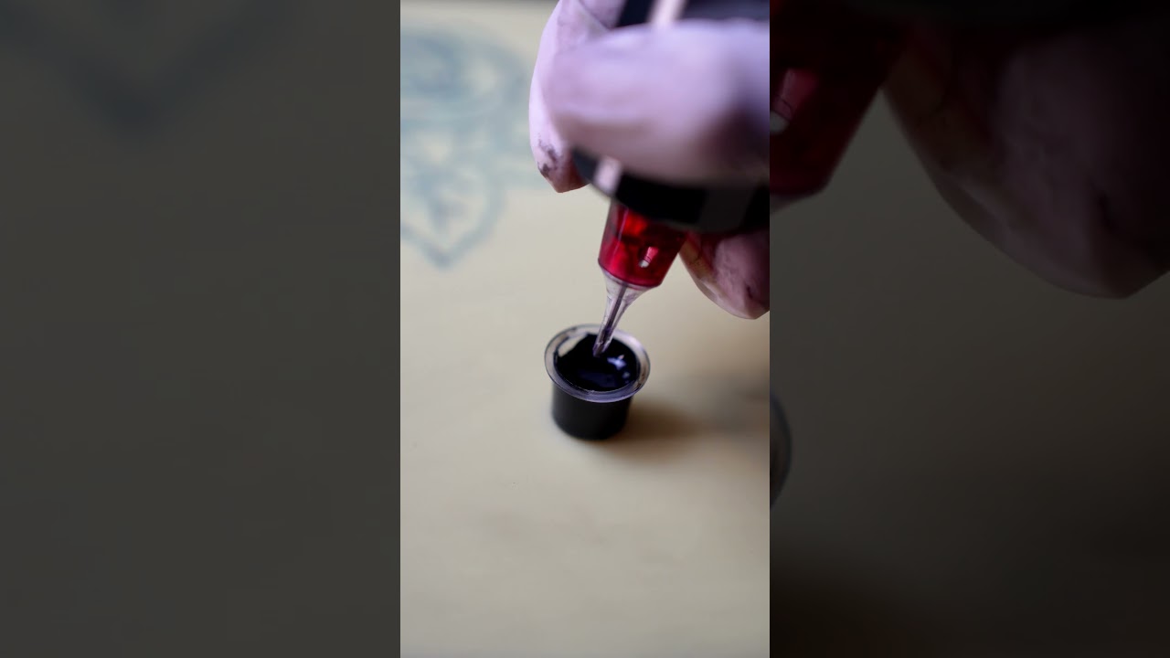 How do beginners use tattoo needles to absorb ink?