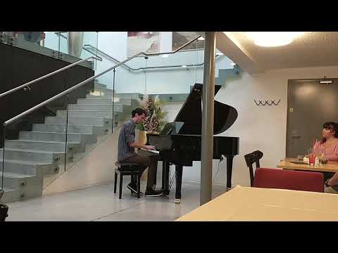 David Čelakovský rozezněl piano na kavárenském koncertu v PETROF Café