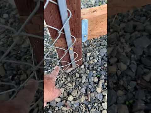 How To Attach Chain Link Fencing βοΈTo A Wood Post πͺ΅ #chainlink #woodfence #construction