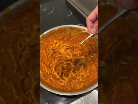 RECETA de QUESADILLAS de TINGA de POLLO (En un Hotel 5 Diamantes) #shorts #quesadillas #mexicanfood