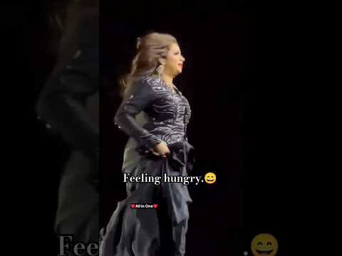Beautiful Shreya Ghoshal running on stage#feeling#hungry#gulimata#shreyaghoshal#youtubeshorts#shorts
