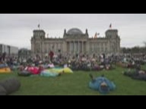 Thousands in symbolic protest near Bundestag