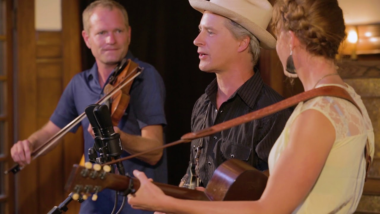 Foghorn Stringband - Roll On Buddy, Roll On