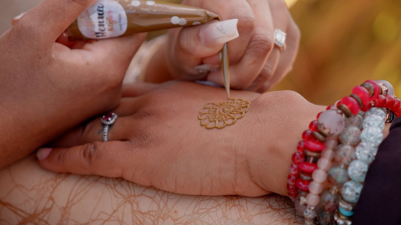 Using henna tattoos for beauty and unity