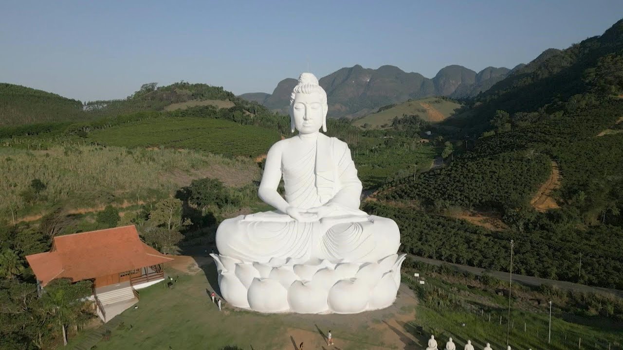 Buda gigante atrai turistas no Espírito Santo | AFP