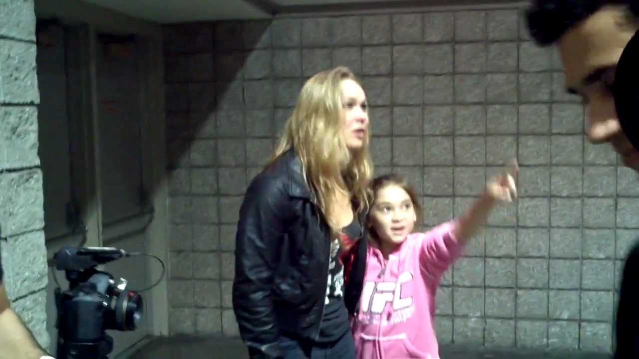 Rhonda Rousey being cool / Ronda Rhousey being cool with fans