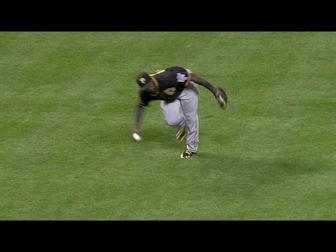 PIT@CIN: Harrison barehands grounder, makes nice play